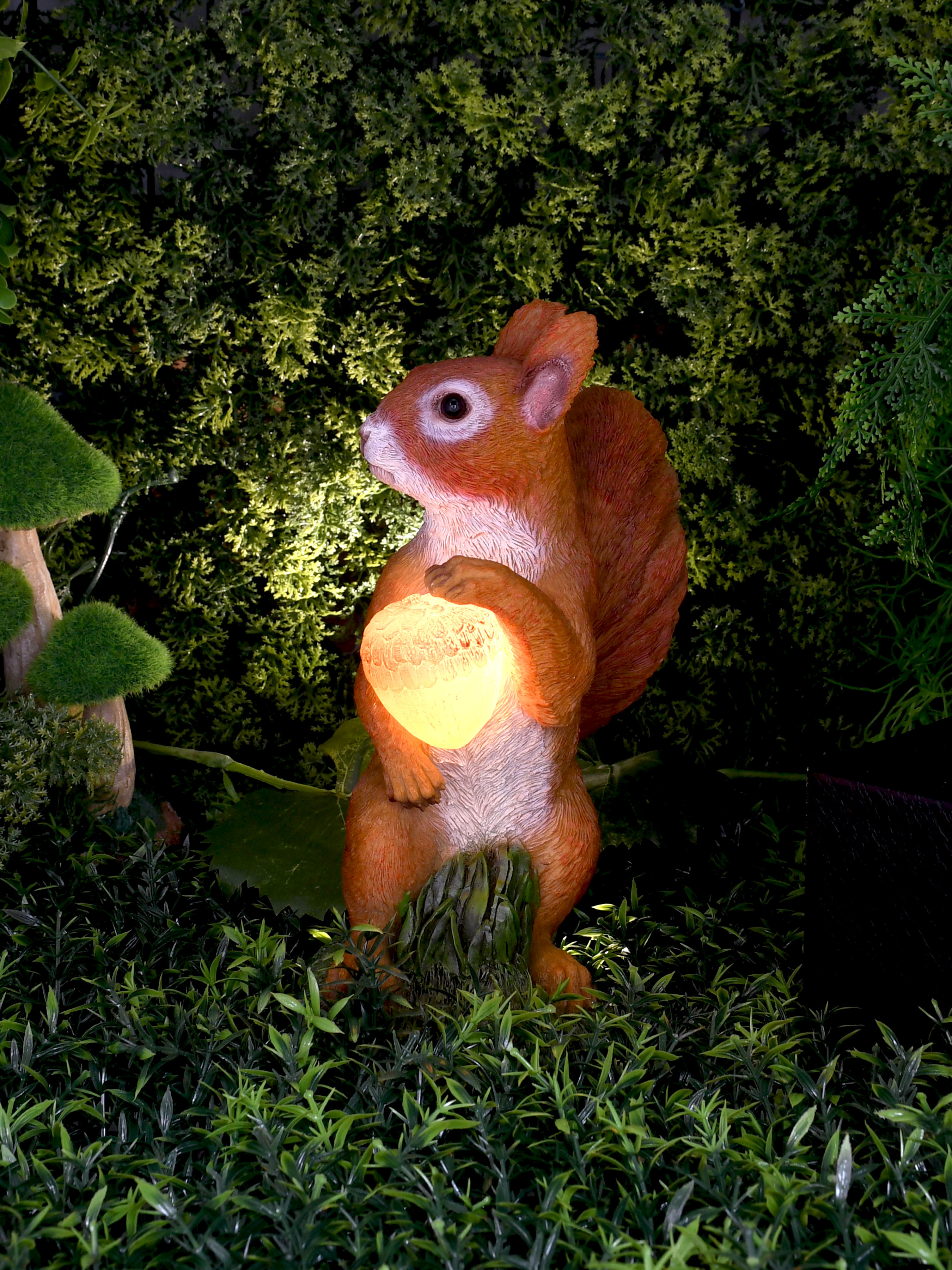 Декор Engard Декоративна фігурка "Білка з горіхом", на сонячній батареї - купити за вигідною ...